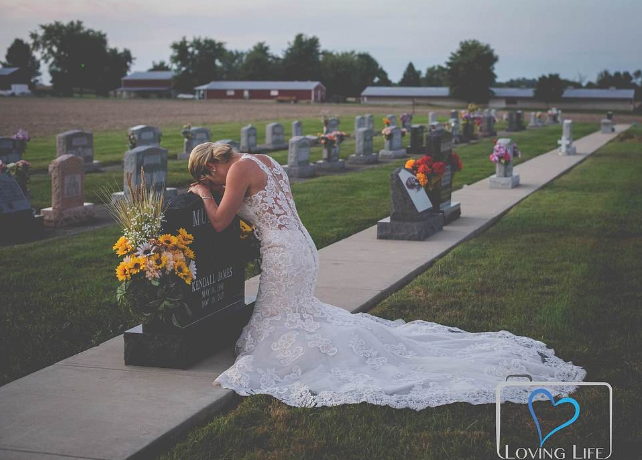 Mourning Bride Wears Wedding Dress At Fiance's Grave On The Day They ...